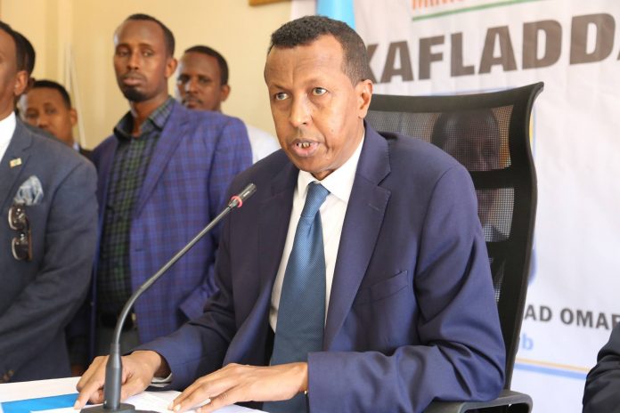 Yuusuf Garaad oo u caqli celiyay Maxamed Cabdi Waare kadib hadalkii ...