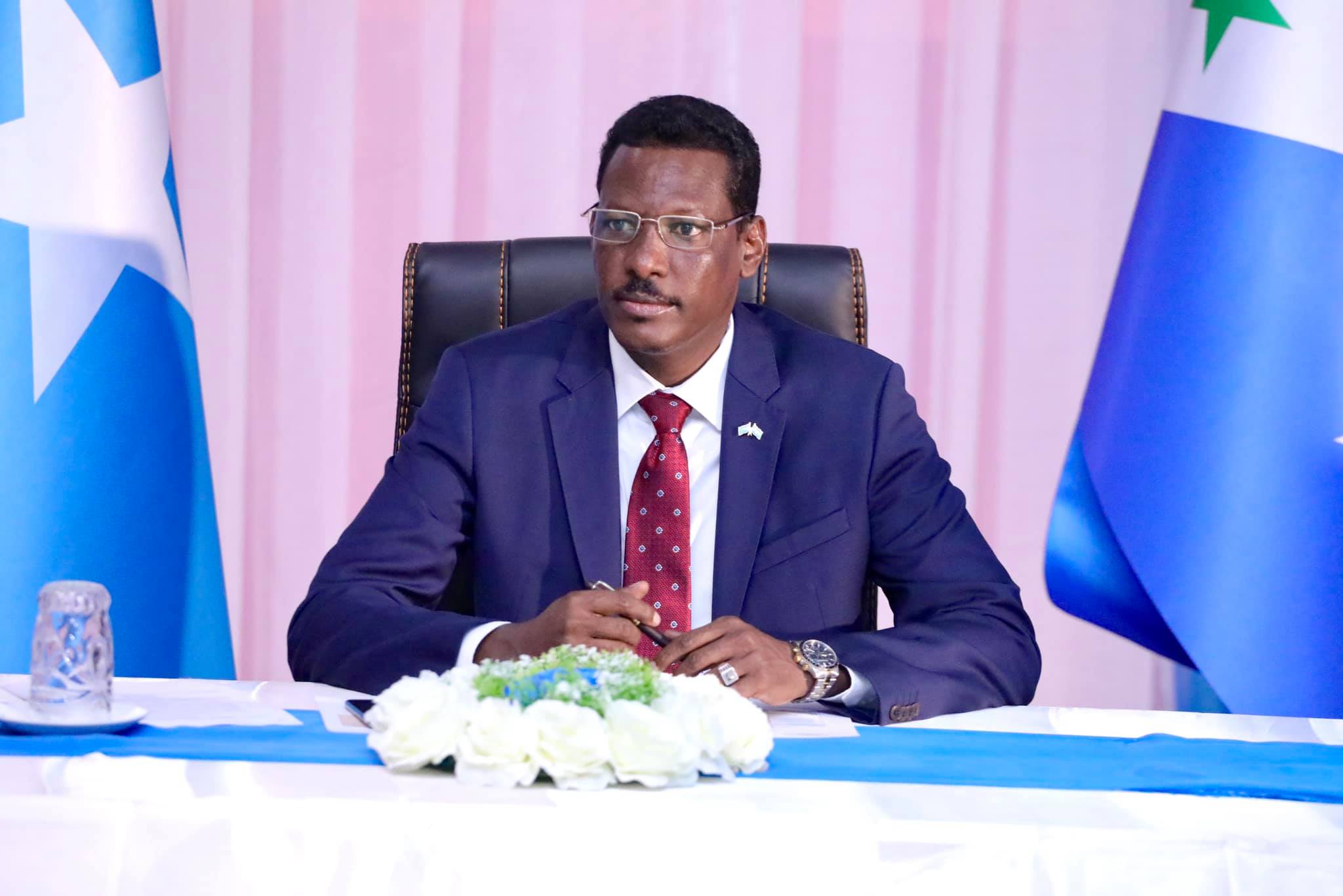Madaxweyne Qoor Qoor oo loogu baaqay inuu is-casilo Madaxweyne Qoor Qoor oo loogu baaqay inuu is-casilo