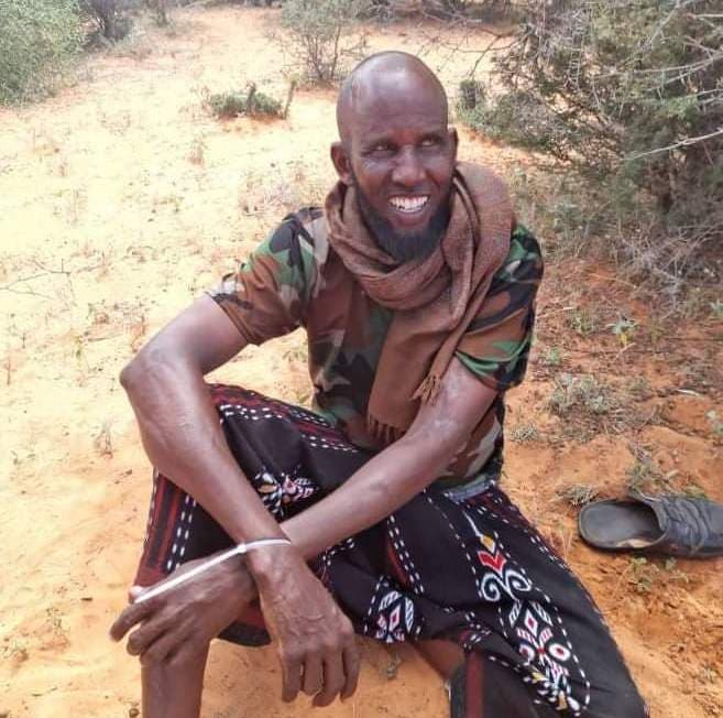 Ciidamada dowladda iyo shacabka oo gacanta ku dhigay sarkaal Al-Shabaab ah Ciidamada dowladda iyo shacabka oo gacanta ku dhigay sarkaal Al-Shabaab ah