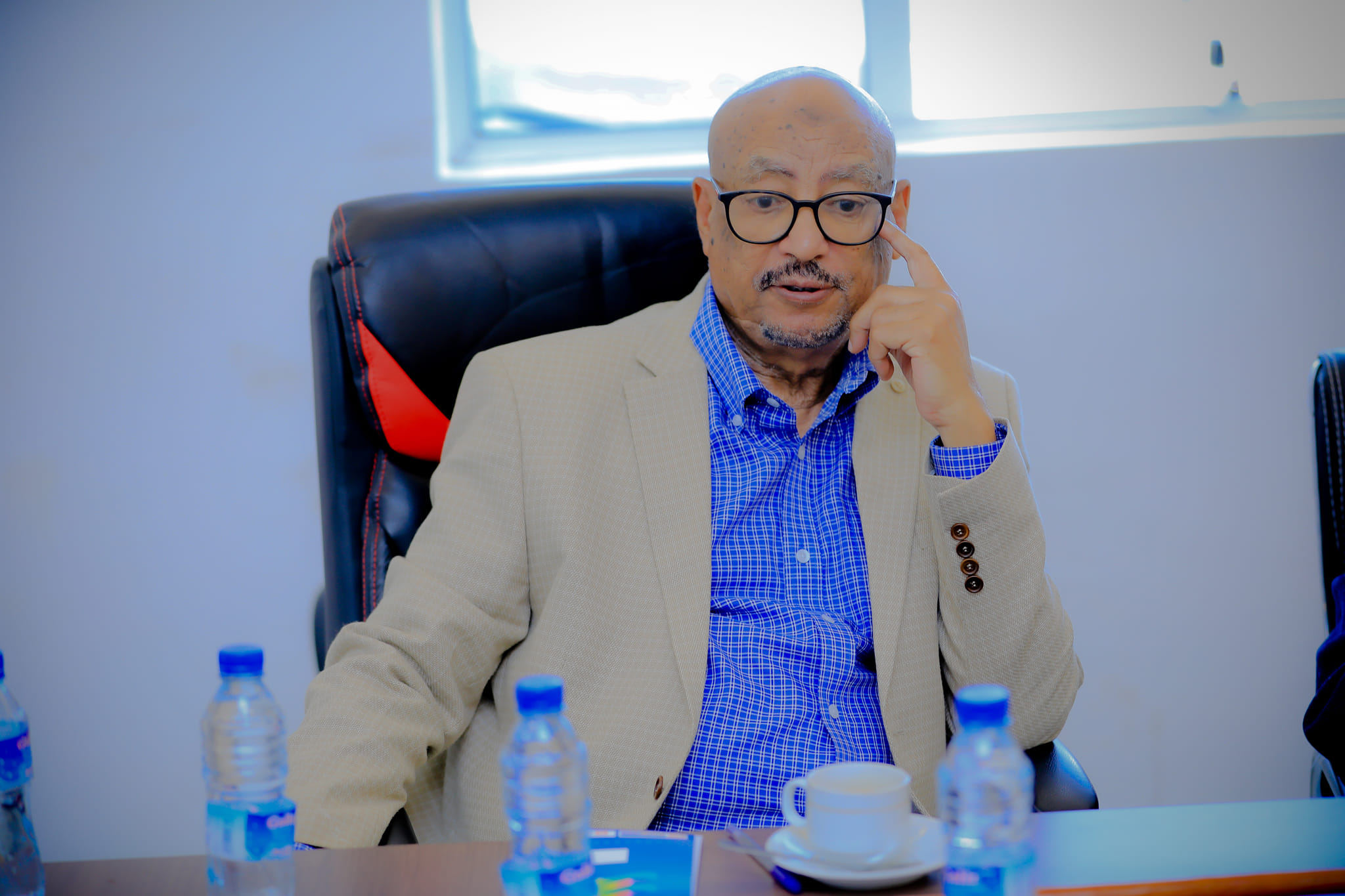 Faysal Cali Waraabe oo soo saaray DIGNIIN culus kadib markii madaxweyne ...