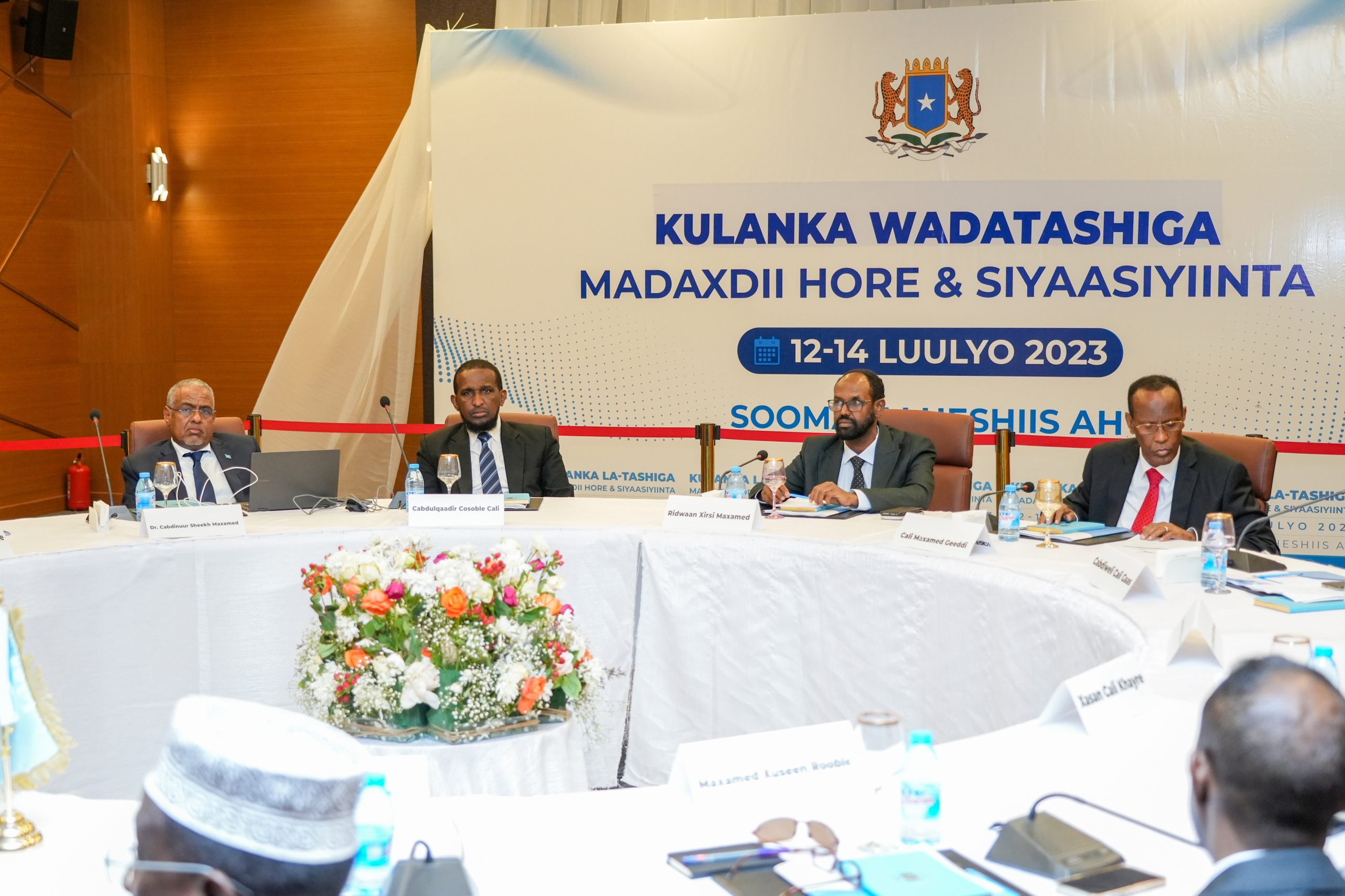 Fal-celin xoog leh oo ka dhalatay shirka u furmay madaxda DF iyo kuwii hore