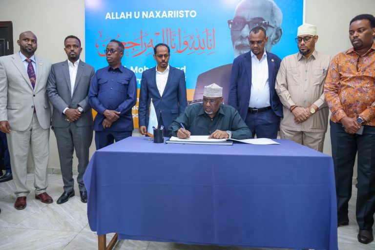 Sawirro: Aadan Madobe oo furay buugga tacsida Jawaari | Caasimada Online