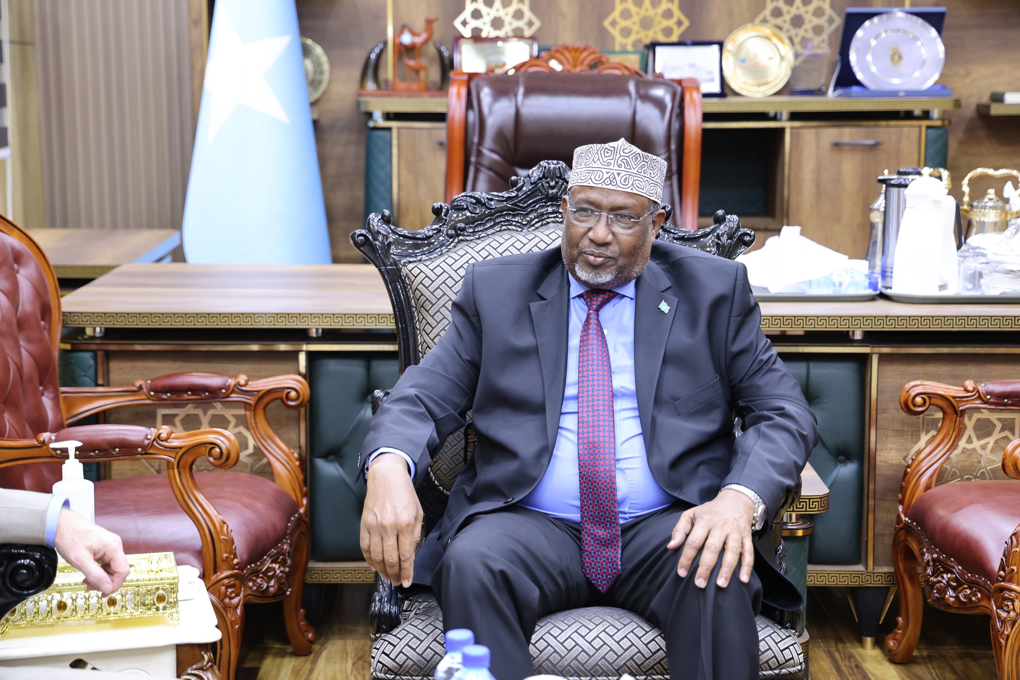 James Swan oo la kulmay Aadan Madoobe xilli buuq ka taagan yahay ...