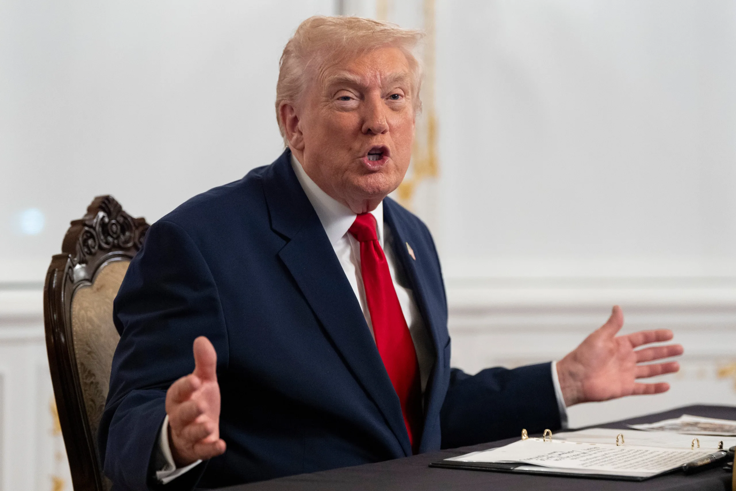 Trump oo mar kale weeraray Ilhaan Cumar iyo Soomaalida